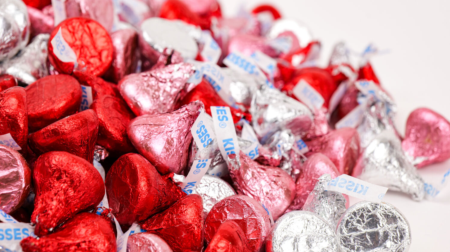 HERSHEY'S KISSES Milk Chocolates in Valentine Red, Pink & Silver Foils ...